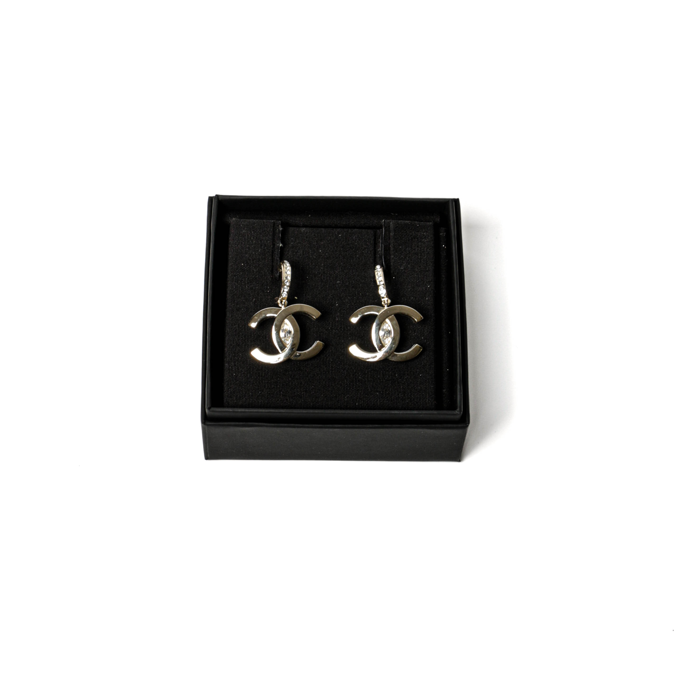 Chanel Coco Mark Ohrringe Stecker mit CC Strassteine – the luxury cabinet